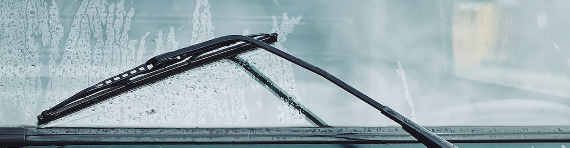 Wie du deine Scheibenwischer im Sommer schützen kannst - B-Parts Blog